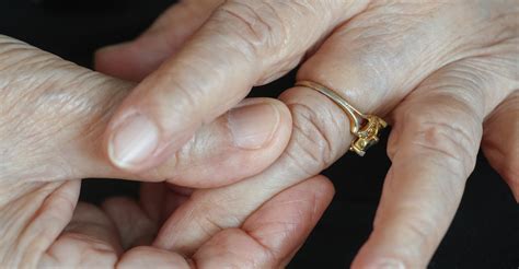 How To Get A Ring Off A Swollen Finger The Diamond Reserve