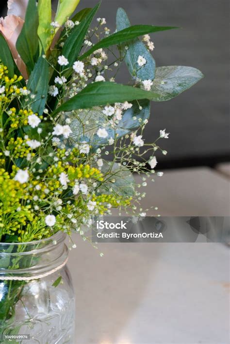 첫 번째 세례 또는 중앙 아메리카에 첫 성 찬 식을 위한 레스토랑에서 테이블에 섬세 한 꽃 배열 과테말라 결혼식에 대한 스톡 사진 및 기타 이미지 Istock