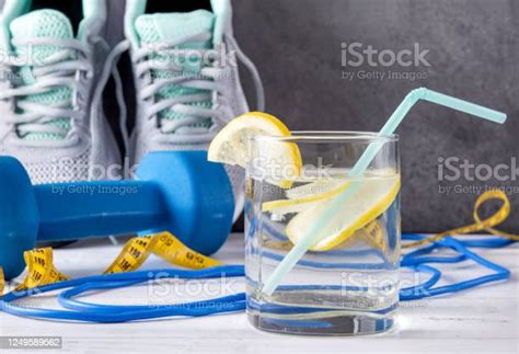 파란색 아령 회색 운동화 점프 로프 측정 테이프 튜브와 레몬 물 한 잔 가냘픈에 대한 스톡 사진 및 기타 이미지 가냘픈 과일 노랑 Istock