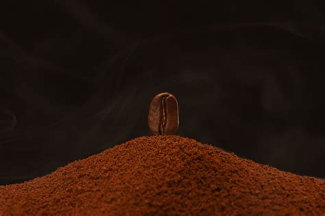 신선한 볶은 커피 콩은 연기에 지상 커피의 산란에 서있다 검은 색 배경입니다 엽서 배너 개체 그룹에 대한 스톡 사진 및 기타 이미지 Istock