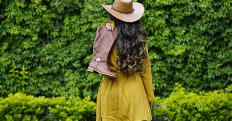 갈색 모자 걱정 없는 건강한 생활 걷고 있는 경치 경치가 좋은 곱슬거리는 긴 긴 머리 노란 드레스 녹색 잔디 녹지 뒷모습 드레스 레저 맨발 머리