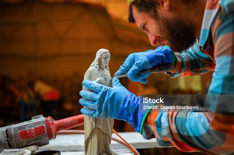 조각상에 작은 세부 사항을 조각하는 손 도구를 사용하여 초점을 맞춘 백인 남성 조각가 깎아서 만듬에 대한 스톡 사진 및 기타 이미지 깎아서 만듬 예수 30 34세