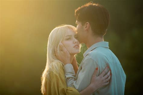 Pareja Joven Enamorada Se Abrazan Historia De Amor Pareja De Amantes Abraz Ndose Y Bes Ndose