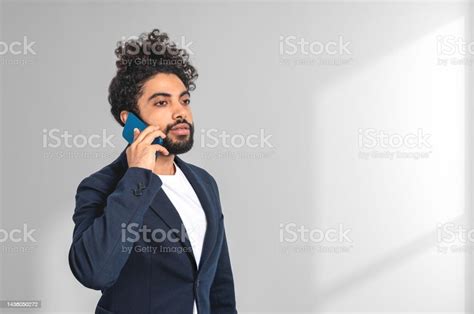 중동 사업가가 밝은 배경에서 전화로 이야기하고 있다 복사 공간 개념에 대한 스톡 사진 및 기타 이미지 개념 고객 참여 공란 Istock