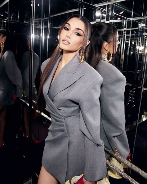 En Images Hande Erçel Ose Les Couleurs Au Défilé Balmain Arabeque