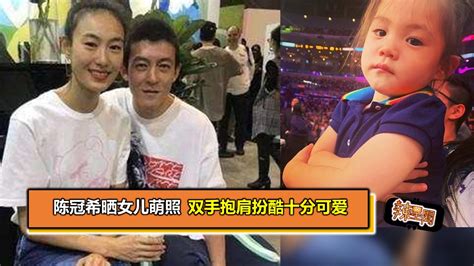 陈冠希晒女儿萌照 双手抱肩扮酷十分可爱 辣手网