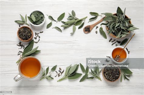 흰색 나무 테이블에 세이지 차와 녹색 잎 한잔이 있는 평평한 누워 구성 텍스트를 위한 공간 0명에 대한 스톡 사진 및 기타 이미지 Istock
