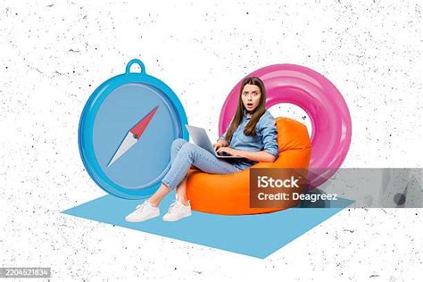 크리 에이 티브 그림 콜라주 어린 소녀 노트북 프리랜서 나침반 방향 충격을 받은 감정적 인 반응 가제트 장치 부표 수영 원 20 24세에 대한 스톡 사진 및 기타 이미지