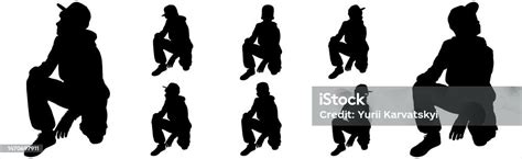 세련된 모자를 쓴 십대 소년은 쪼그리고 앉았다 패션 세련 된 십 대 소년 어린이 패션 모델 카메라 뷰 옆으로 아이들의 큰 세트 흰색에 격리된 검은색 실루엣 4 명에 대한