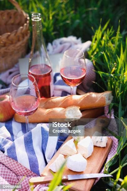 여름 초원에서 피크닉 바게트 와인 안경 녹색 잔디에 바구니 근처 치즈n 소풍 음식에 대한 스톡 사진 및 기타 이미지 소풍