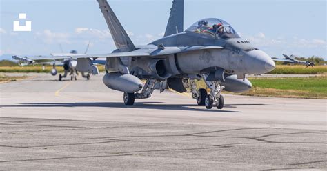 공항 활주로 위에 앉아 있는 전투기 사진 Unsplash의 무료 차 이미지 공항 활주로 위에 앉아 있는 전투기 사진 Unsplash의 무료 차 이미지