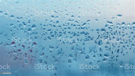 장식 및 투명 한 배경에 커버 현실적인 물방울 가난 하 고 부적당 한 환기 때문에 유리에 물방울에 의해 형성 된 응축 개체 그룹에 대한 스톡 사진 및 기타 이미지 Istock