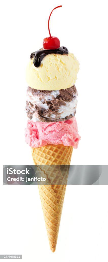 흰색 배경에 고립된 상단에 체리가 있는 트리플 스쿱 아이스크림 콘 0명에 대한 스톡 사진 및 기타 이미지 0명 개체 그룹 냉동된 Istock