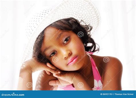 Ragazza Abbastanza Nera Fotografia Stock Immagine Di Mani