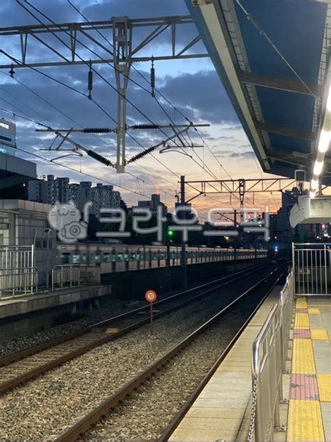 야경 지하철 노선 기찻길 철도 사진 이미지 일러스트 캘리그라피 Shxx작가