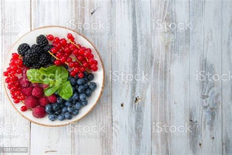 흰색 나무 테이블 상단보기에 신선한 열매가있는 접시와 텍스트복사 공간이 있습니다 0명에 대한 스톡 사진 및 기타 이미지 0명 건강한 생활방식 검은색 Istock