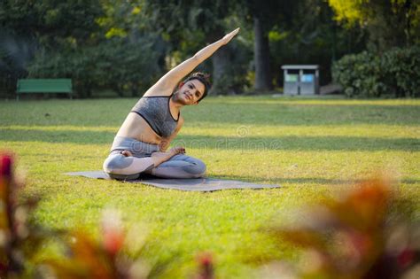 Cute Lady Doing Seated Side Bend Pose Parsva Sukhasana Stock Image Image Of Exercise Green