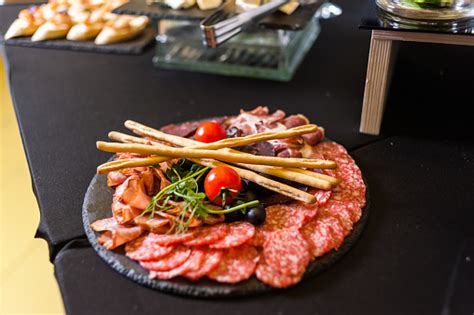 다른 요리와 축하 뷔페 테이블 레스토랑의 오리지널 축제 테이블 세팅 고급 호텔에 대한 스톡 사진 및 기타 이미지 고급 호텔 고명 그릇 Istock