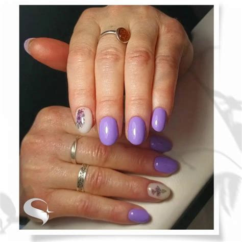 Модний квітковий манікюр на літо 2023 Читайте на Ukr Net