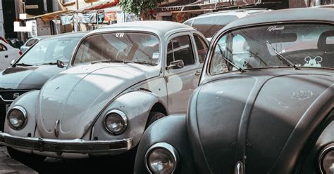 길가에 주차된 낡은 차들이 줄지어 있다 사진 Unsplash의 무료 이미지 길가에 주차된 낡은 차들이 줄지어 있다 사진 Unsplash의 무료 이미지