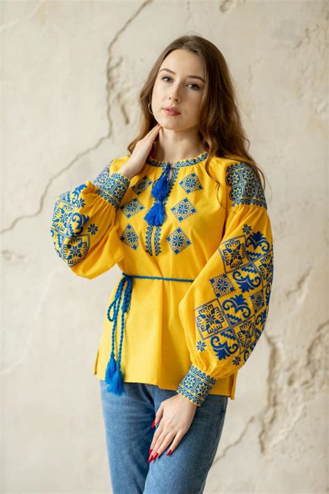 Яскрава жіноча вишиванка жовтого кольору Непереможна