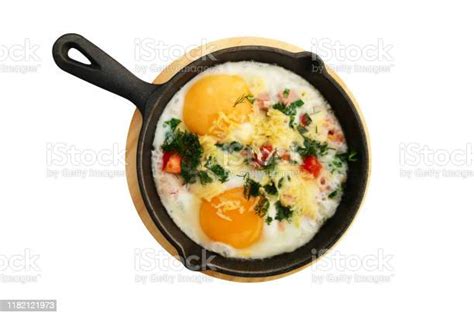 흰 배경에 고립 된 프라이팬에 야채와 계란 튀김 맨 위 보기 스킬렛 팬에 대한 스톡 사진 및 기타 이미지 스킬렛 팬 아침
