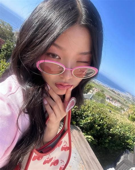 Potret Yoonchae Katseye Dengan Blush On Di Bawah Mata Yang Viral