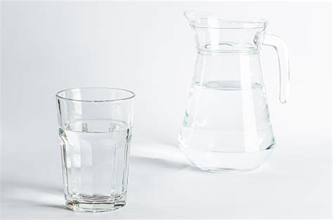 유리와 용기에 있는 순수한 맑은 물은 흰색 배경에 서 있습니다 0명에 대한 스톡 사진 및 기타 이미지 0명 그레이비 꽃병 Istock