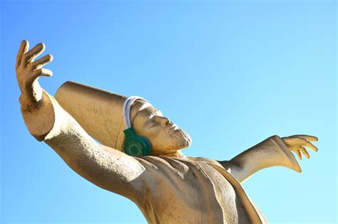 Хөшөө дурсгалууд чихэвч зүүжээ News Mn