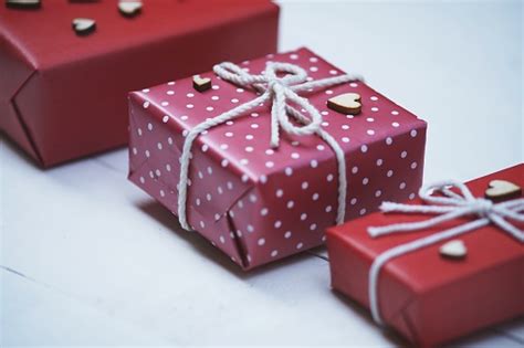 우아한 빨간 선물 상자 장식 나무 배경 활기찬 발렌타인 사랑 스러운 존재 개념 복사 공간에의 그룹 개념에 대한 스톡 사진 및 기타 이미지 Istock