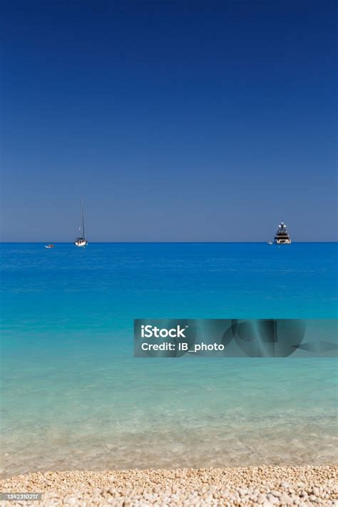 청록색과 푸른 물로 마이토스 비치의 전망을 감상하실 수 있습니다 그리스 섬 세팔로니아 그리스 유럽에서 유명하고 매우 인기있는 여행목적지의 여름 풍경 0명에 대한 스톡 사진