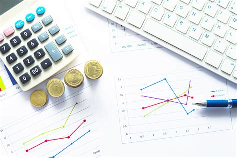 재무 회계 분석 문서 보고서 작업 진행 성장 그래프와 돈과 차트 와 펜 키보드 와 계산기 비즈니스 계획에 대 한 작업 0명에
