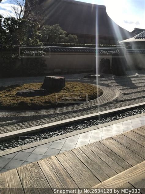 朝陽に光る枯山水の庭の写真・画像素材 2634128 Snapmart（スナップマート）