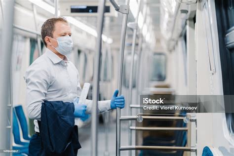 바이러스 위생 및 안전 개념 우아한 복장 일회용 마스크와 고무 장갑을 입고 지하 마차에 난간을 만지고 검역 시간 동안 사무실로 출퇴근하는 진지한 남자 35 39세에 대한
