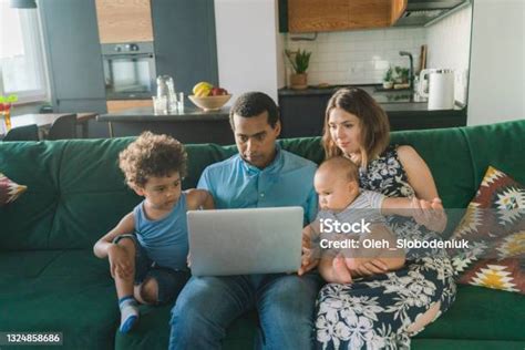 집에서 소파에 앉아 노트북 화면을보고 두 아이와 혼합 인종 가족 2 3 살에 대한 스톡 사진 및 기타 이미지 2 3 살 2 5 개월 30 34세 Istock