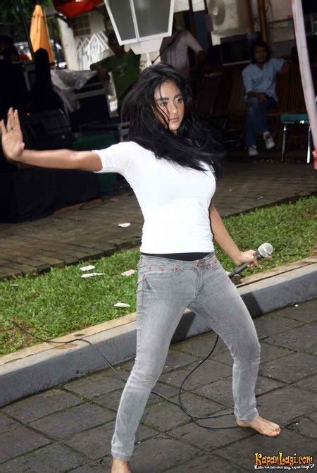 Dewi Perssik Januari 2011