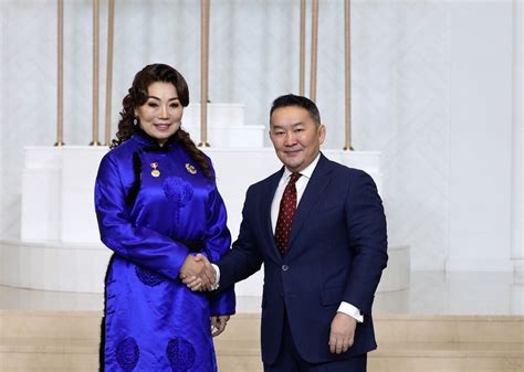 Гавьяат жүжигчин цолоор Өнгөт инээд ийн С Өлзийхүүг шагналаа