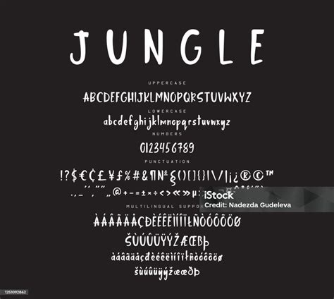 브러시 글꼴 흰색 대문자 소문자 숫자 및 문장 부호가 검은 색 배경에 격리 된 손으로 쓴 알파벳 창조적 인 타이포그래피 문자