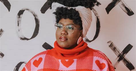 하트가 달린 빨간색과 흰색 스웨터를 입고 의자에 앉아 있는 여자 사진 Unsplash의 여자 이미지