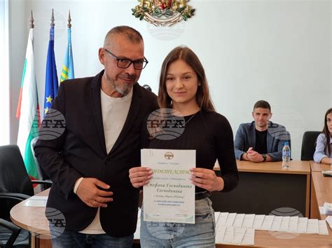 БТА Над 100 ученици и студенти от община Тунджа получиха стипендии и еднократно финансово