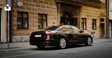 건물 앞 거리에 검은 차가 주차되어 있습니다 사진 Unsplash의 무료 자동차 이미지