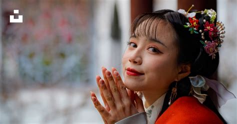 빨간 코트와 머리에 꽃을 입은 여자 사진 Unsplash의 무료 의복 이미지