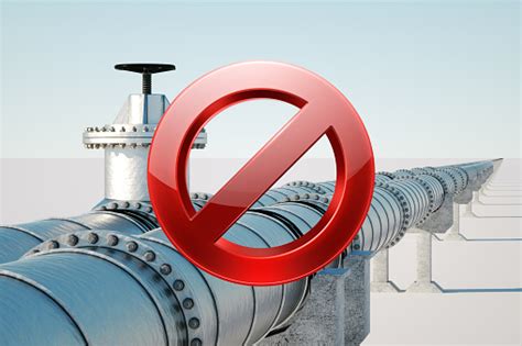 파이프 라인은 파이프 제재를 통해 석유와 가스의 운송을 중지 밝은 배경에 정지 기호로 폐쇄됩니다 원자재 경제학 공간을 복사합니다 3d 렌더링 3d 그림 0명에 대한 스톡