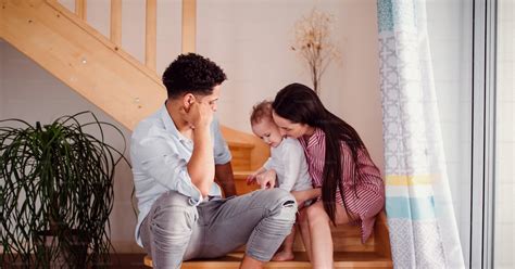 집에서 작은 유아 아들과 함께 계단 아래에 앉아 있는 젊은 가족의 초상화 사진 Unsplash의 가족 이미지