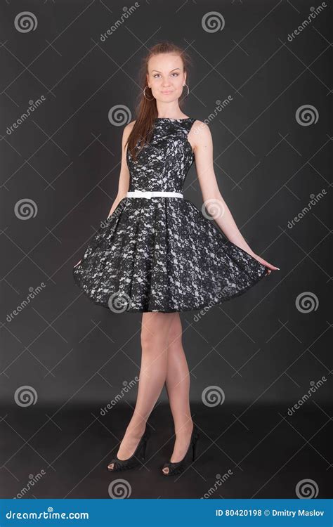 Ragazza Esile In Un Vestito Fotografia Stock Immagine Di Adulti Stile 80420198