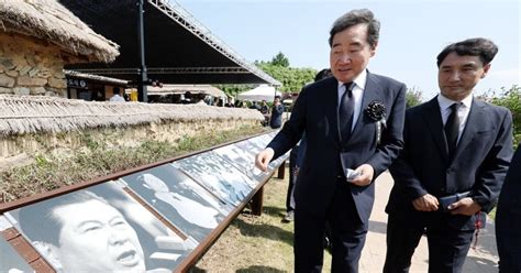 김대중 전 대통령 사진 둘러보는 이낙연 전 대표