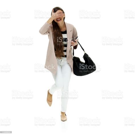 흰색 배경 앞에 서 서 서 있는 백인 젊은 여성 블레이저를 입고 지갑을 들고 디지털 태블릿을 사용 하 여 30 34세에 대한 스톡 사진 및 기타 이미지 Istock