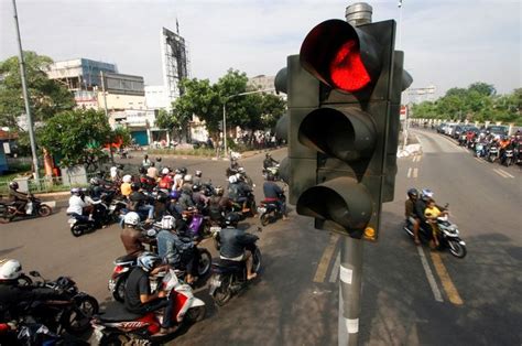 Pertigaan Lampu Merah Informatika Angelina Safira Cop