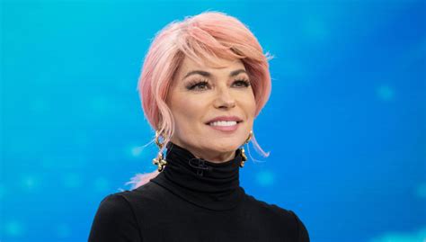 Shania Twain Rocks Long Platinum Blond Hair