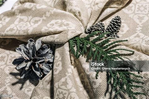 일본의 전통 후로시키 스타일을 감싸는 제로 폐기물 선물 베이지 색 손으로 흰색 직물 투자 원뿔크리스마스 선물 패키지를 만들었습니다 생태 학적 개념 환경 친화적 인 장식